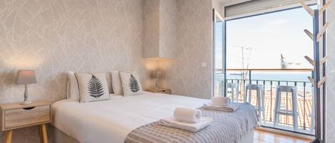 Estúdio, vista para o rio | Cofres nos quartos, cortinas blackout, quartos à prova de som