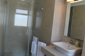 Vila, 3 quartos, vista para a montanha | Banheiro | Chuveiro, chuveiro com efeito de chuva, secador de cabelo, bidê
