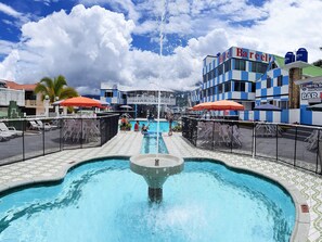 Piscina exterior, toldos gratuitos, guarda-sóis 