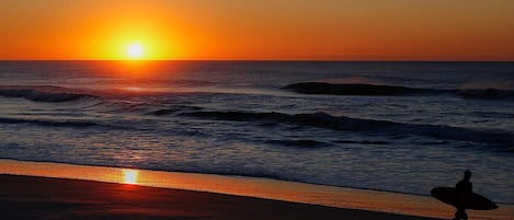 Perto da praia, praia de areia branca, espreguiçadeiras