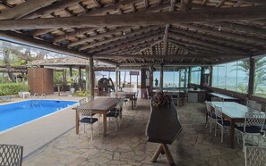 Piscina exterior, guarda-sóis, espreguiçadeiras