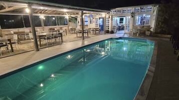 Piscina externa, guarda-sóis, espreguiçadeiras