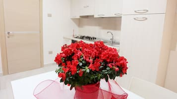 Apartamento Deluxe, 1 quarto | Cozinha privada | Um frigorífico, um forno, uma placa de cozinha