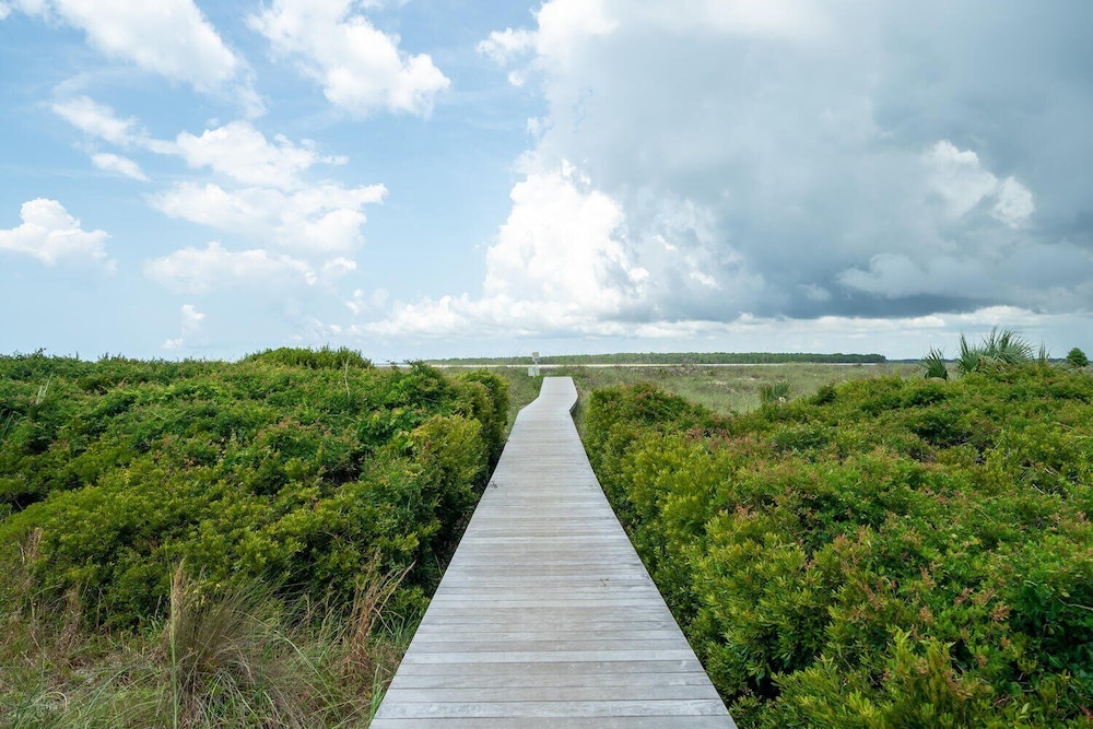 Waterfront On Pelican Beach! Amazing Sunsets! Bring Your Pup! Amenity Cards Included - Seabrook Island, SC