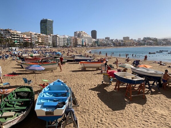 Perto da praia, guarda-sóis, toalhas de praia, 20 bares na praia