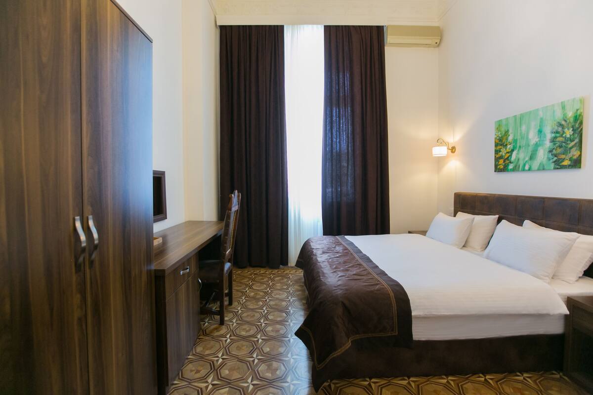 Quarto Duplo Deluxe | 1 quarto, roupa de alta qualidade, minibar, cofre no quarto