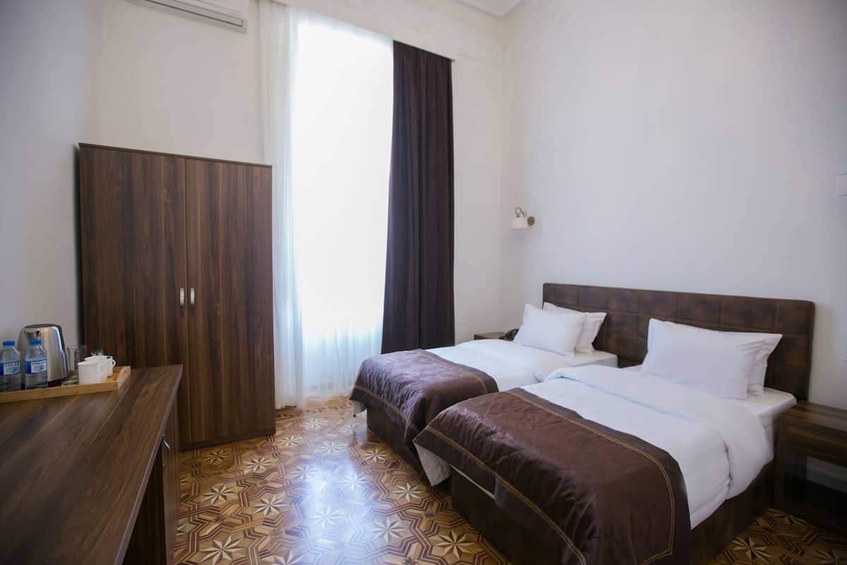 Quarto Duplo ou Twin Standard, 1 quarto | 1 quarto, roupa de alta qualidade, minibar, cofre no quarto