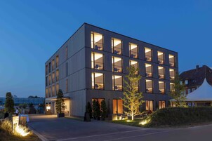 Fachada da propriedade à noite