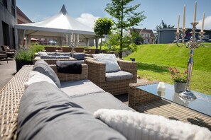 Terraço com espreguiçadeiras