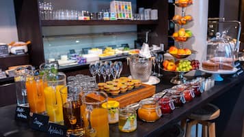 Pequeno-almoço tipo buffet diário (25.00 EUR por pessoa)
