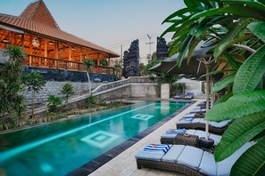 Piscina exterior, guarda-sóis, espreguiçadeiras