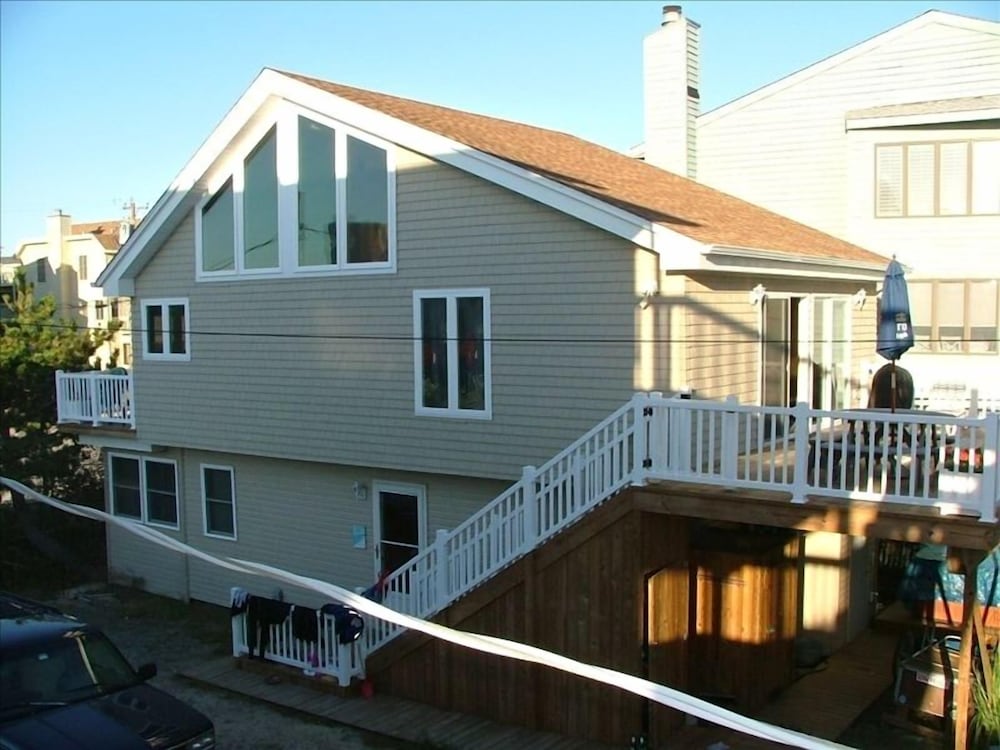 Ocean Block Single Family Home - 14 Dickinson. Open Floor Plan & Pet Friendly! - Rehoboth Beach, DE
