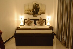 Quarto triplo luxo, 1 quarto, vista para o pátio | 4 quartos, roupas de cama premium, individualmente decorados