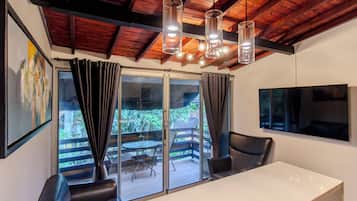 Viktory 201 Apartment With Balcony | Sala | Televisor de ecrã plano de 55 polegadas com canais via satélite