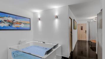 Viktory 102 with Jacuzzi | Banheira de hidromassagem