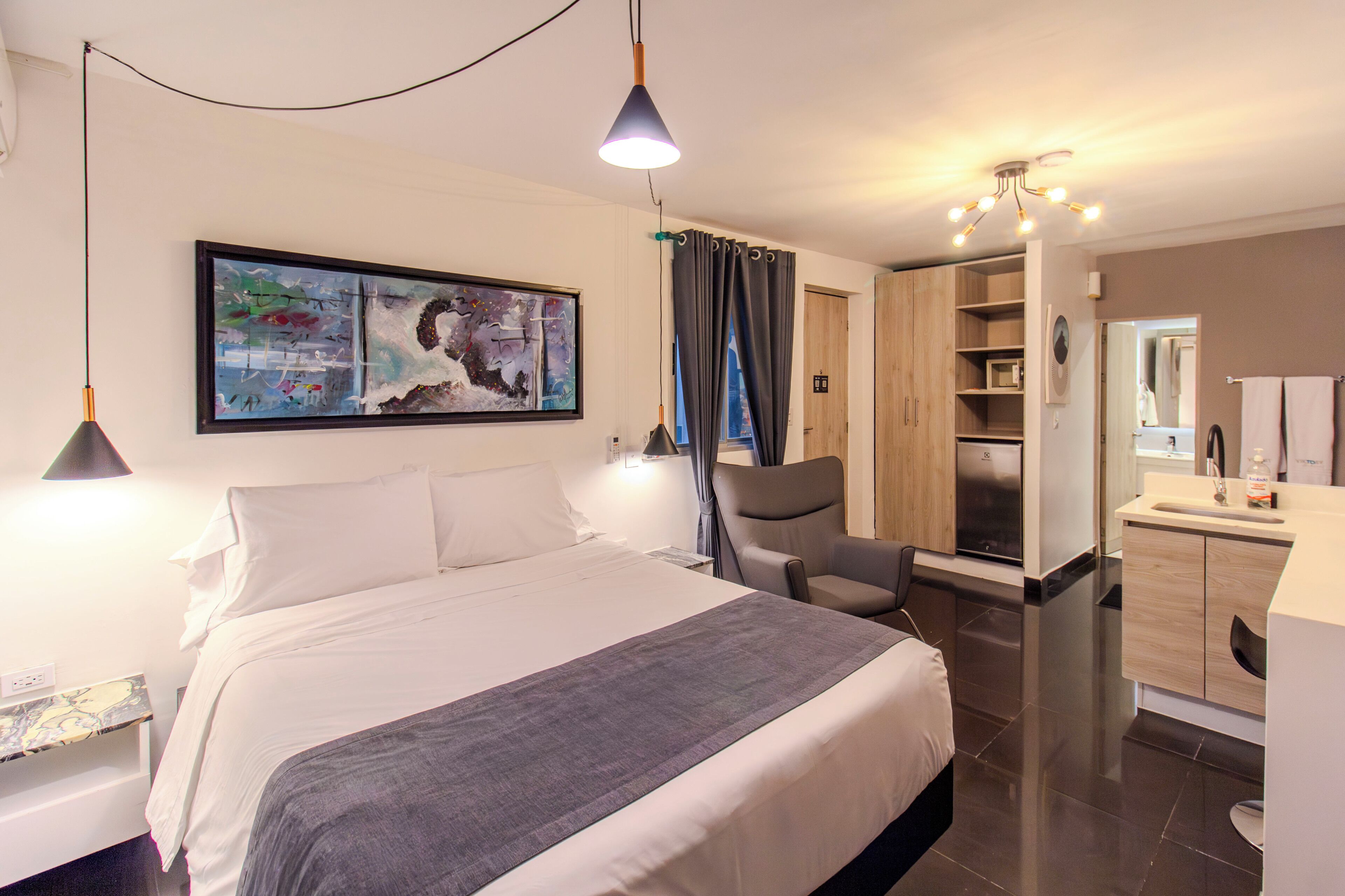 Viktory 101 Studio Apartment | Roupas de cama antialérgicas, frigobar, cofres nos quartos