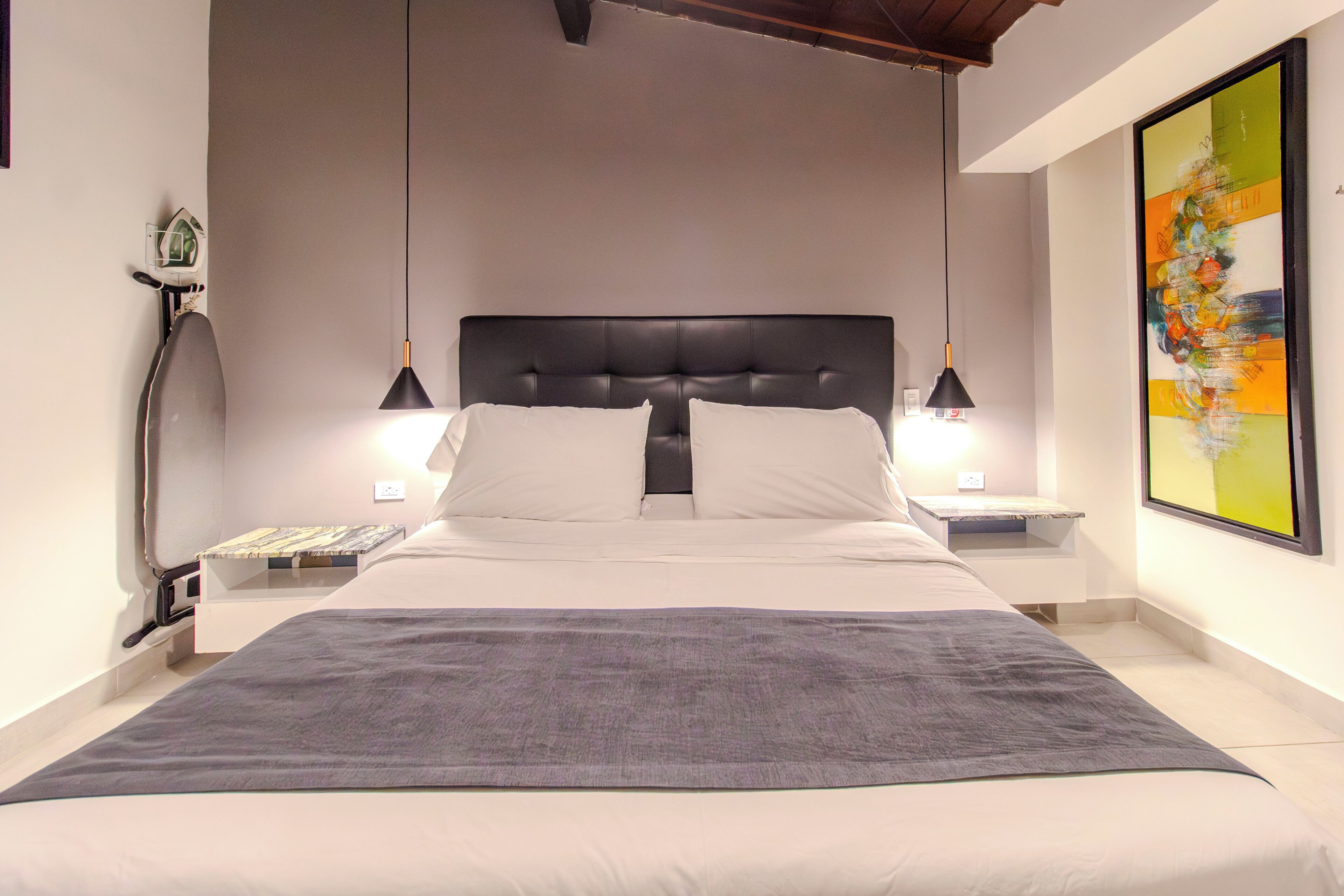 Viktory 201 Apartment With Balcony | Banheiro | Chuveiro, chuveiro com efeito de chuva