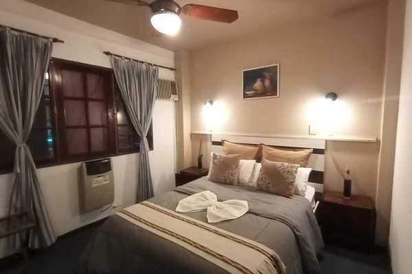 Quarto casal standard, 1 cama de casal, banheiro privativo | Edredons de pluma, frigobar, cofres nos quartos, escrivaninha