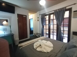 Quarto Quádruplo Standard | Edredões de penas, minibar, cofre no quarto, secretária 