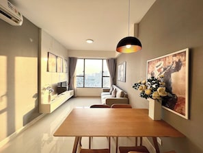 Apartamento, 2 quartos | Cofre no quarto, com decoração personalizada 