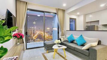 Apartamento, 3 quartos | Cofres nos quartos, individualmente decorados