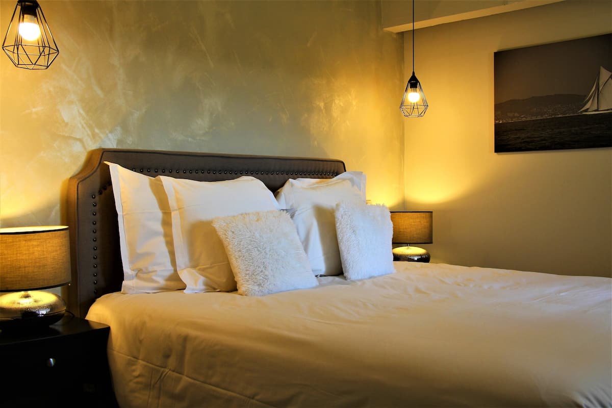 Roupas de cama premium, frigobar, cofres nos quartos
