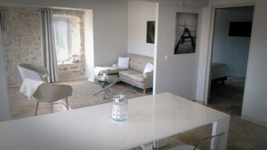 Suite Panorâmica | Sala de estar | TV de ecrã plano 