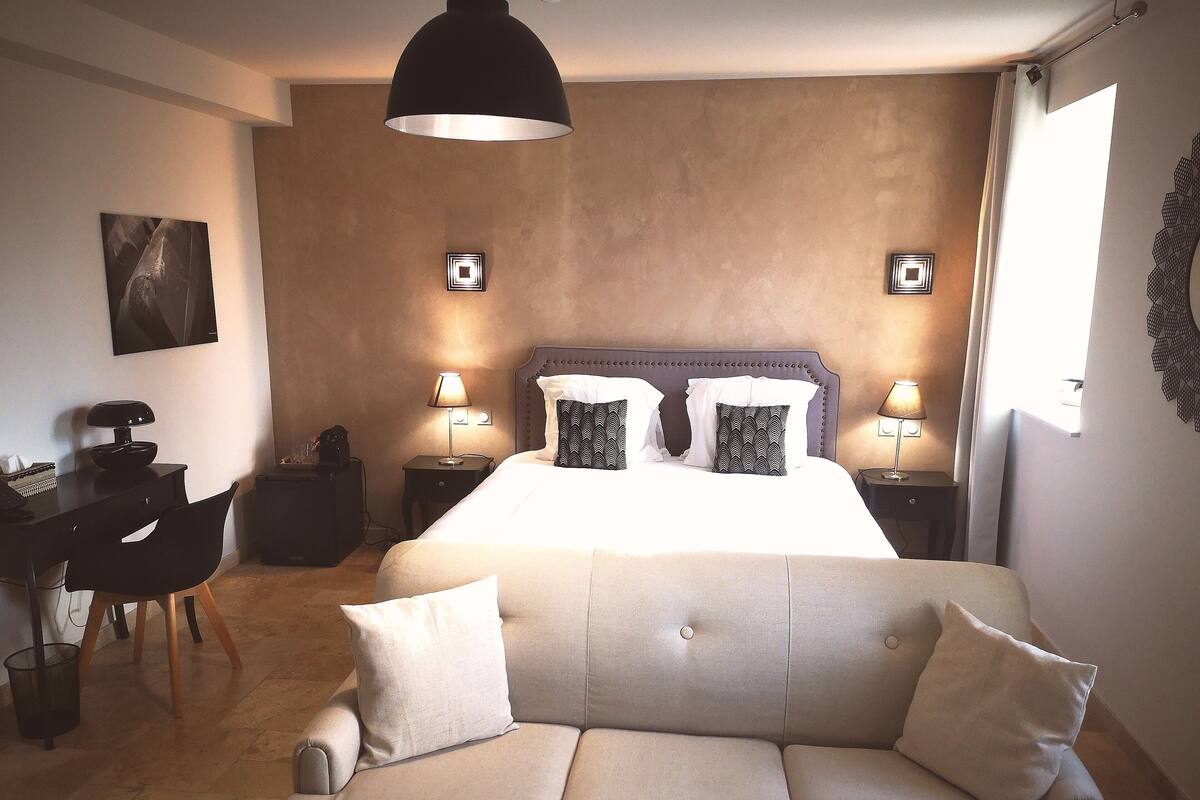Roupas de cama premium, frigobar, cofres nos quartos