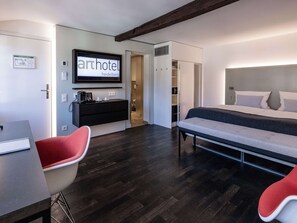 Roupa hipoalergénica, cofre no quarto, secretária, Wi-fi grátis