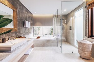 Villa, 3 quartos, piscina privativa | Casa de banho | Um polibã e uma banheira separados, uma banheira de imersão total 