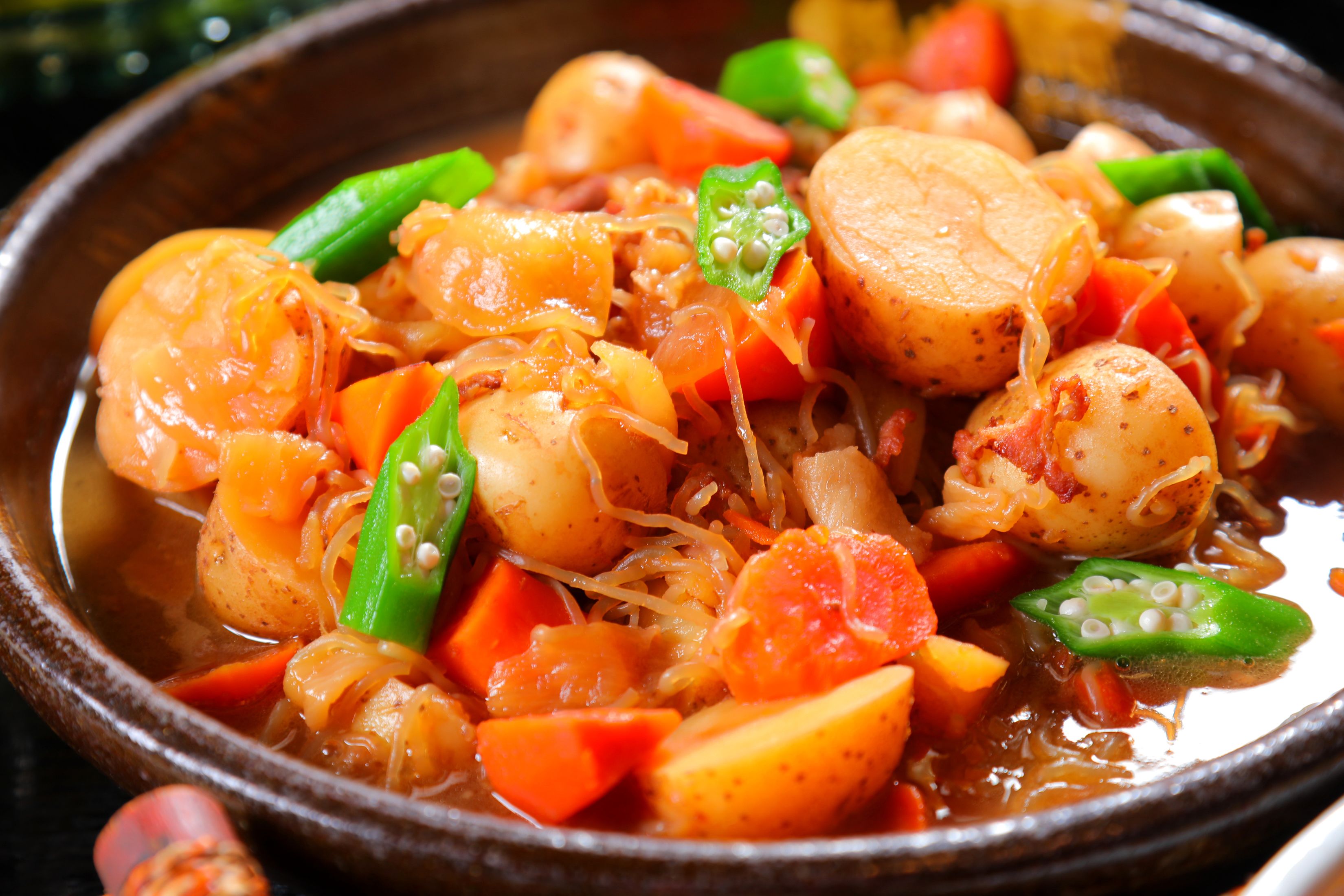 Close-up de um prato com vários vegetais e tofu numa tigela.