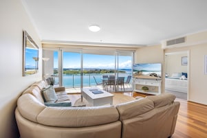 Apartamento superluxo | Área de estar | TV de tela plana, DVD player