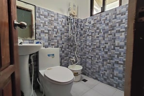 Quarto Standard | Casa de banho | Um polibã, um chuveiro fixo, artigos de higiene pessoal grátis