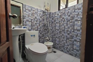 Quarto Standard | Casa de banho | Um polibã, um chuveiro fixo, artigos de higiene pessoal grátis