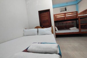 Quarto Familiar | Secretária, Wi-fi grátis, roupa de cama fornecida 