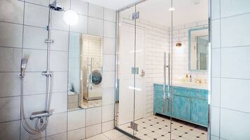 Quarto quádruplo, para não fumantes, vista para o oceano (TEN) | Banheiro | Banheira e chuveiro separados, banheira de imersão