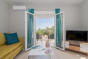 Apartamento, 3 quartos (Ianira) | Sala de estar | Smart TV, base para iPod