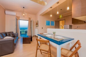 Apartamento, 1 quarto, vista para o mar (Athinais) | Sala de estar | Smart TV, base para iPod