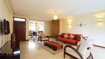 Cobertura | Área de estar | TV de tela plana, mesa de pingue-pongue