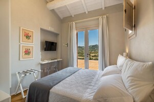 Quarto casal (Small) | Roupas de cama premium, cofres nos quartos, escrivaninha