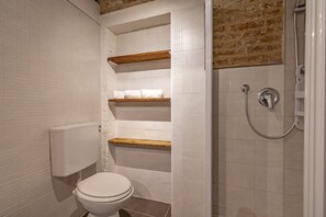 Apartamento, 2 quartos | Casa de banho | Um polibã, um secador de cabelo, um bidé, toalhas fornecidas 