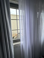 Quarto casal júnior, no piso térreo | Frigobar, ferros/tábuas de passar roupa, Wi-Fi de cortesia