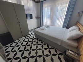 Quarto casal júnior, no piso térreo | Frigobar, ferros/tábuas de passar roupa, Wi-Fi de cortesia