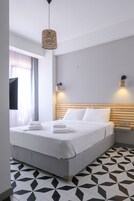 Quarto casal júnior | Frigobar, ferros/tábuas de passar roupa, Wi-Fi de cortesia