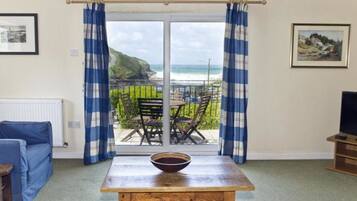 Casa de Campo, 2 quartos, vista para o mar | Sala | TV de ecrã plano, leitor de DVD, base para iPod