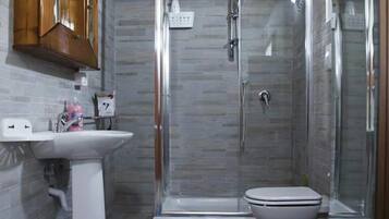 Quarto casal luxo | Banheiro | Produtos de toalete grátis, secador de cabelo, bidê, toalhas de banho