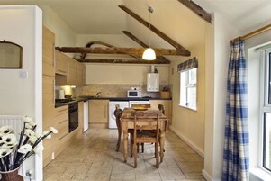 Casa de Campo, 2 quartos | Cozinha privada | Um frigorífico, um micro-ondas, um forno, uma placa de cozinha 