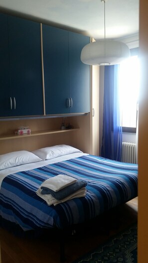 Quarto Familiar, casa de banho privativa (external) | Secretária, berços/camas para crianças, camas desdobráveis 