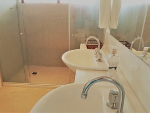1 quarto, com decoração personalizada, com mobília individualizada 