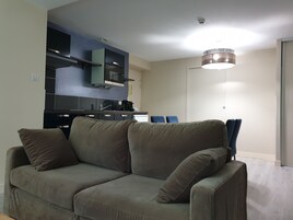 2 bedroom suite for 4 | Área de estar | TV de tela plana